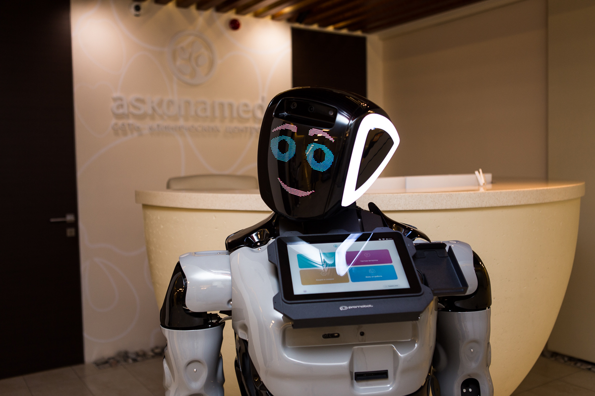A robot administrator appeared in the clinic of Kuwait | PROMOBOT