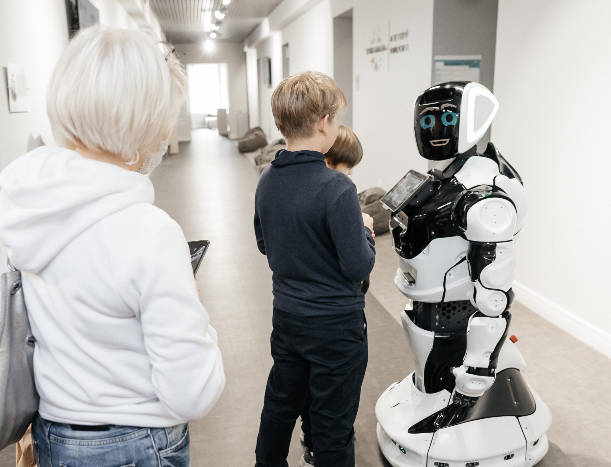 Robot will greet and teach children at the middle school | PROMOBOT